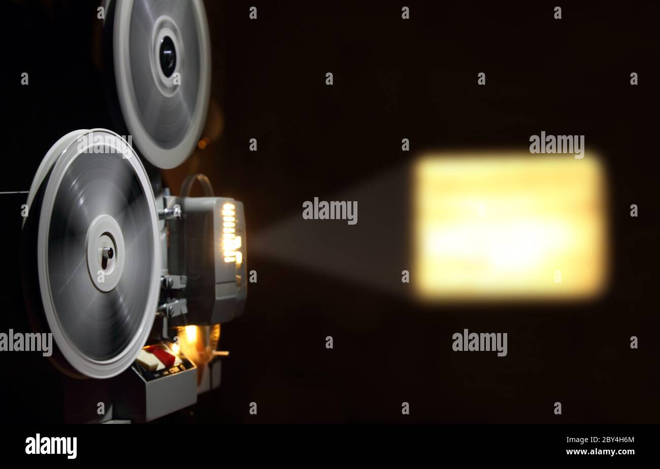 Old projector and screen hi-res stock photography and images - Alamy