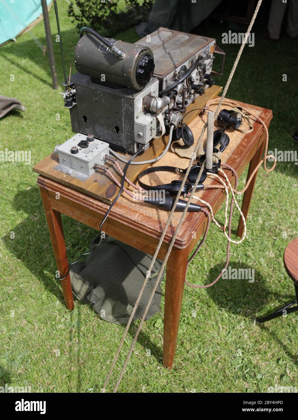 Vintage ww2 radio hi-res stock photography and images - Alamy