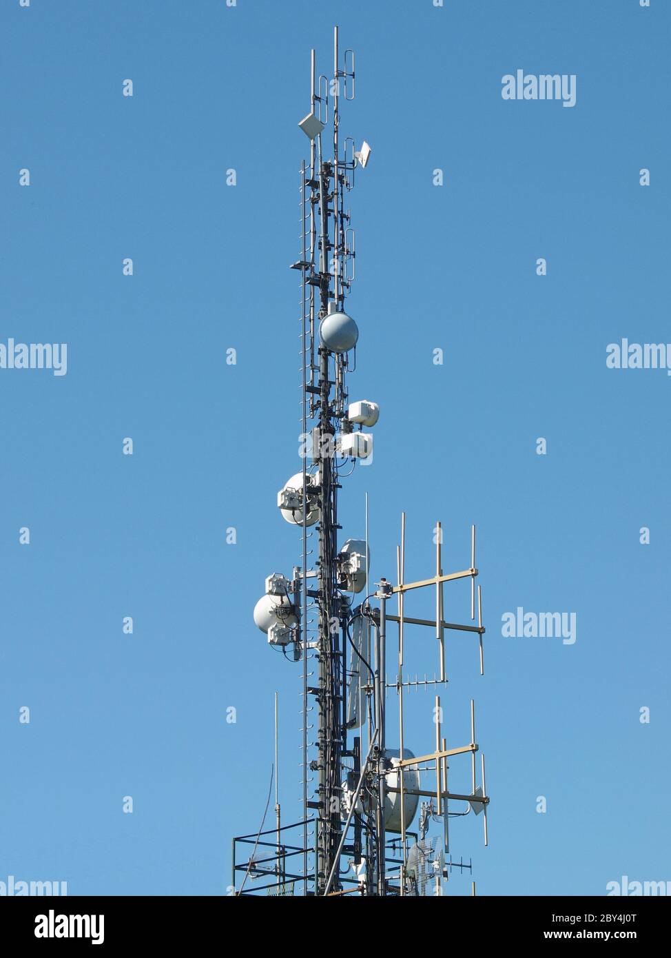 Tele communication antenna hi-res stock photography and images - Alamy