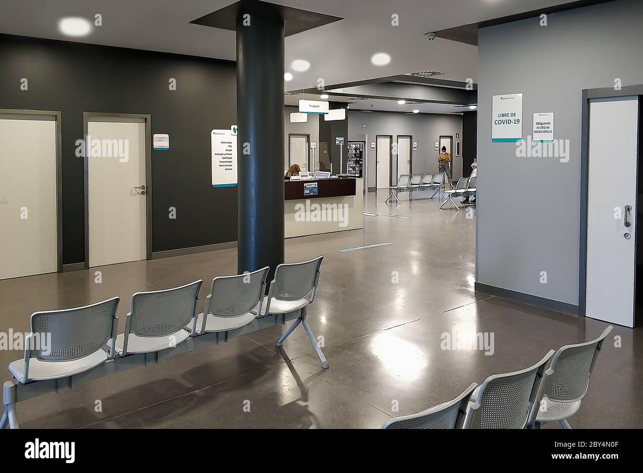 Hospital interior modern reception hi-res stock photography and images ...