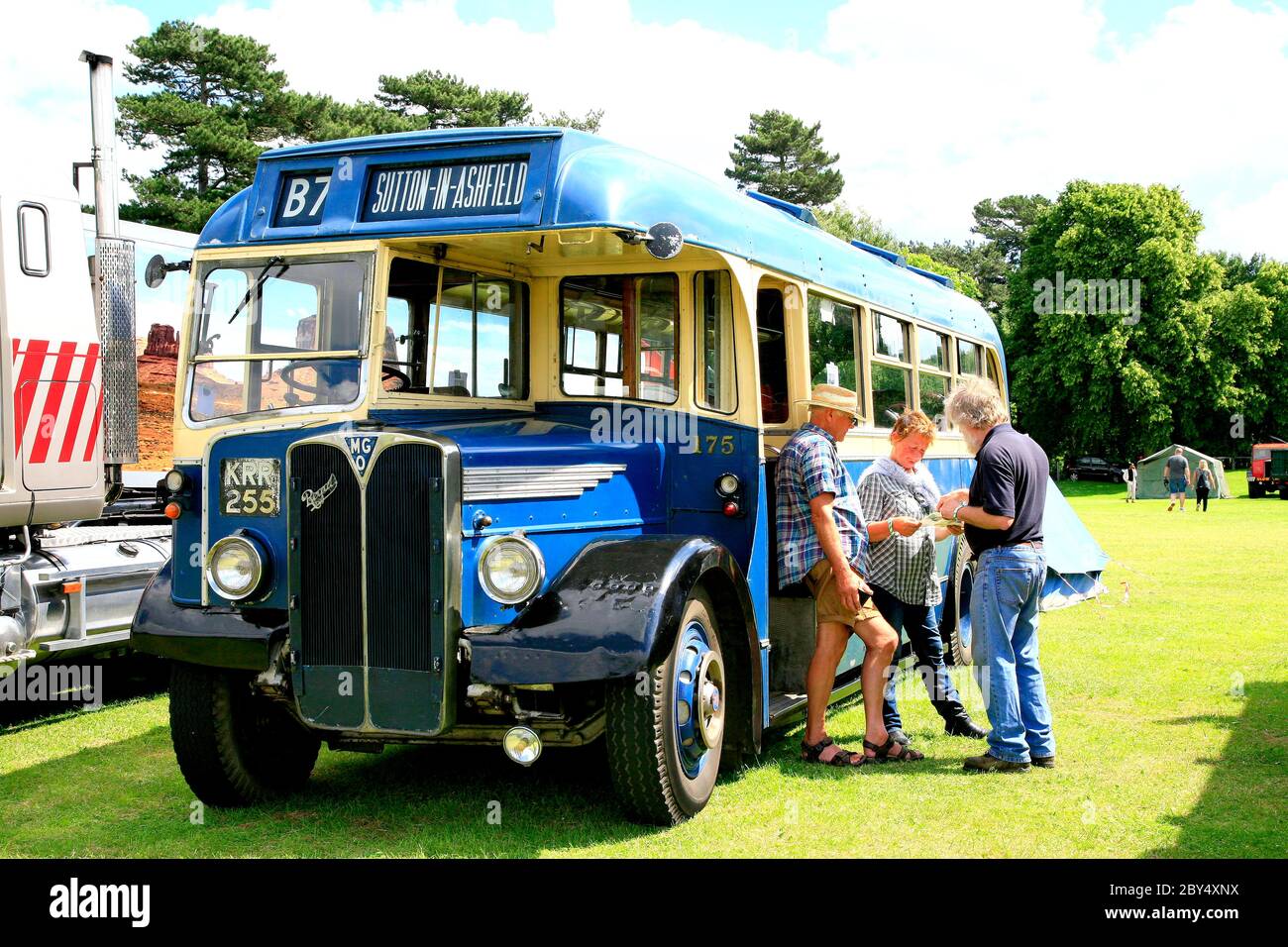 Elvaston, derbyshire, UK. JULY 04, 2015.Visitors talking outside a ...