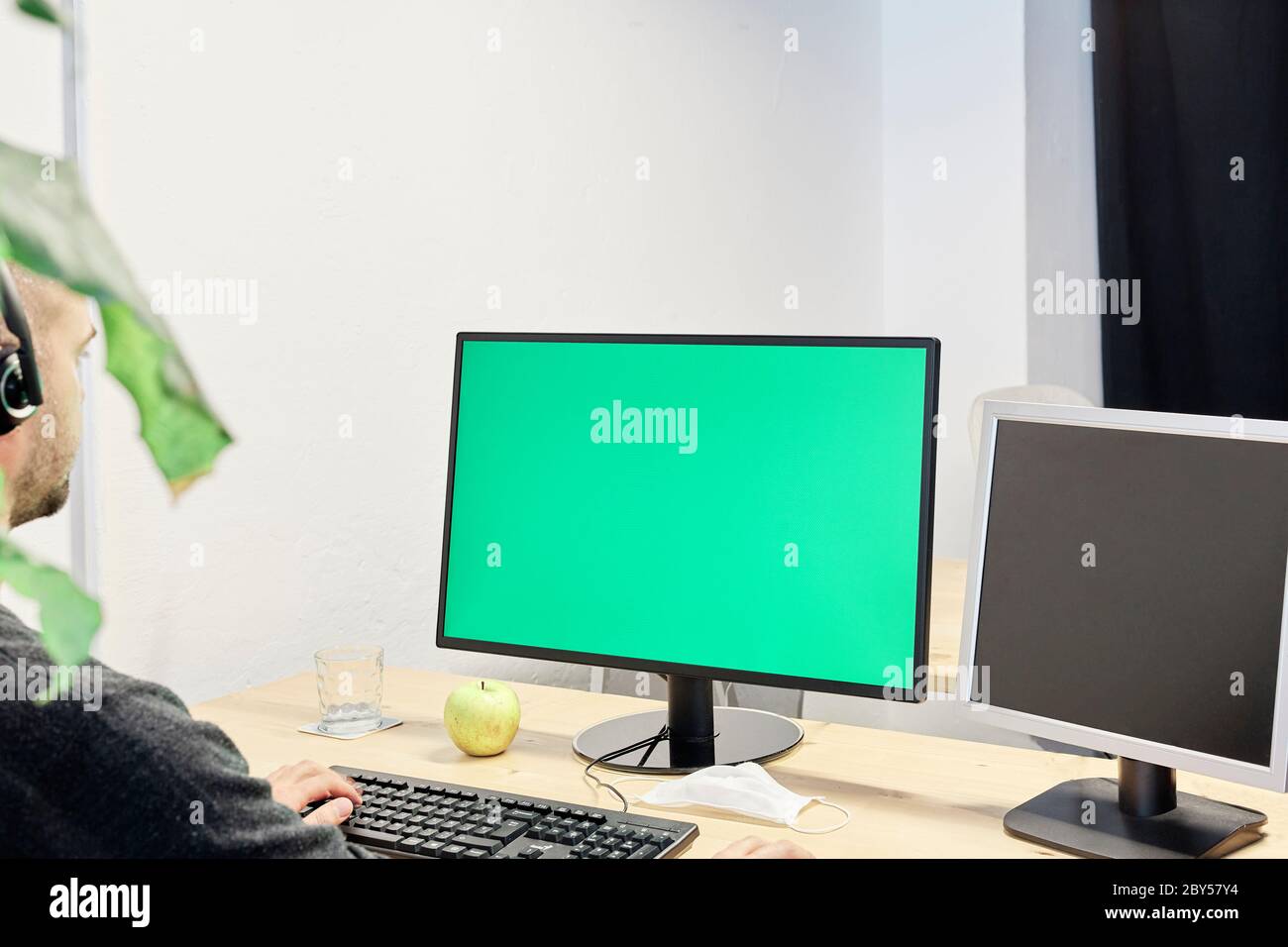 Apple desktop green screen hi-res stock photography and images - Alamy