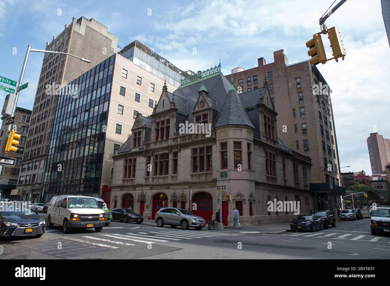 New York City buildings and roads in Manhattan Stock Photo - Alamy