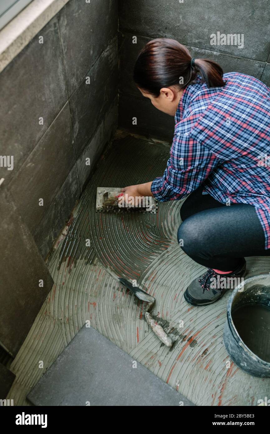Installing floor tile hi-res stock photography and images - Alamy