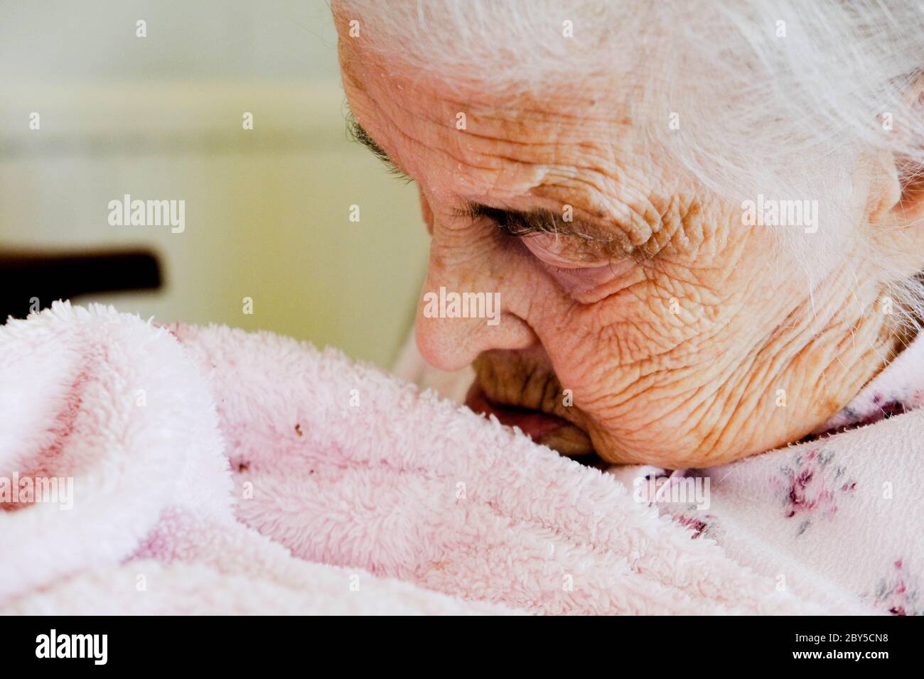Old elderly woman asleep hi-res stock photography and images - Alamy