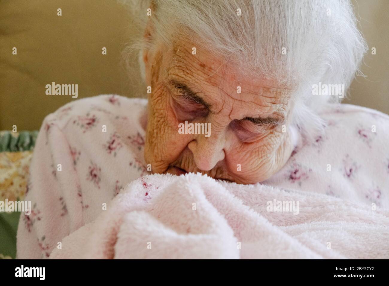 Old elderly woman asleep hi-res stock photography and images - Alamy