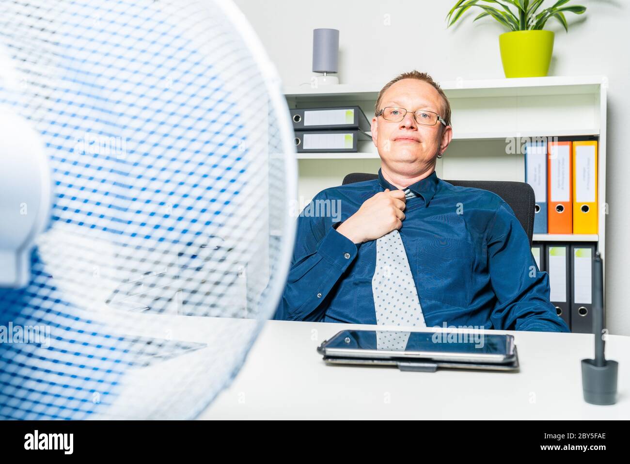 Office worker during heatwave hi-res stock photography and images - Alamy