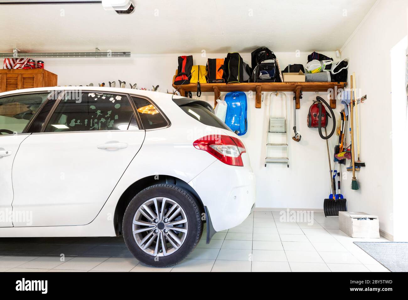 Shelf full stuff hi-res stock photography and images - Alamy