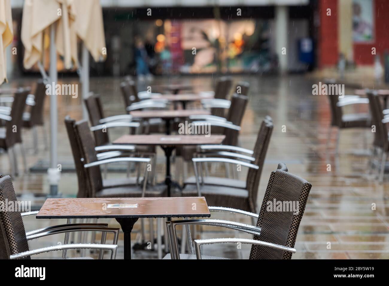 Outdoor sitting area hi-res stock photography and images - Alamy