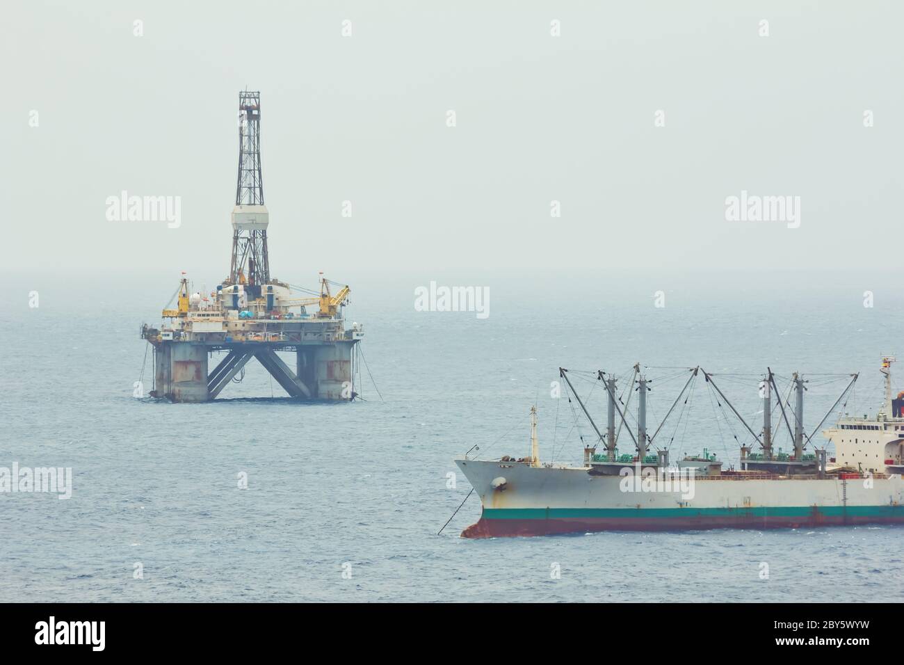 Oil platform tanker in sea hi-res stock photography and images - Alamy