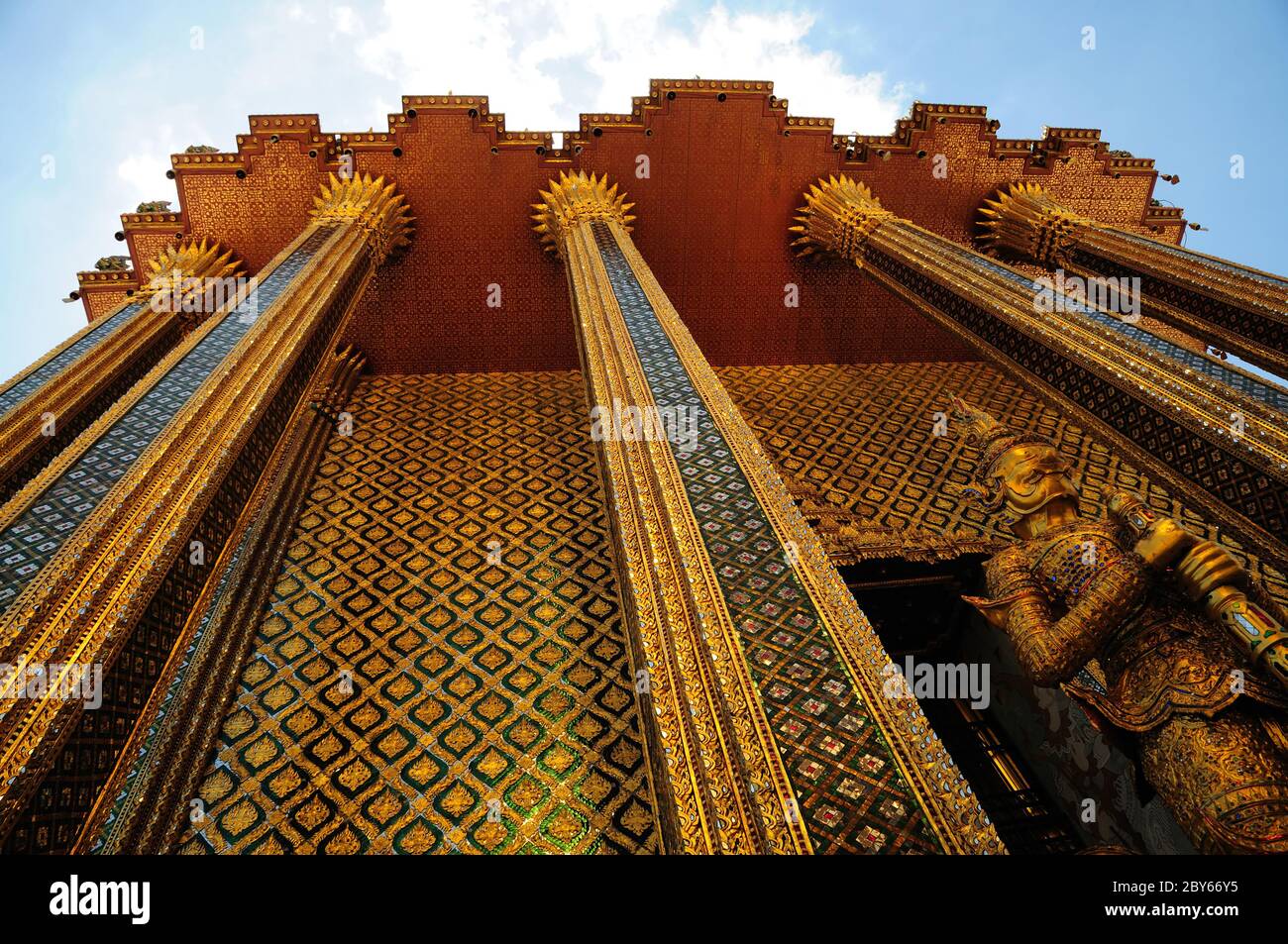 Golden columns hi-res stock photography and images - Alamy