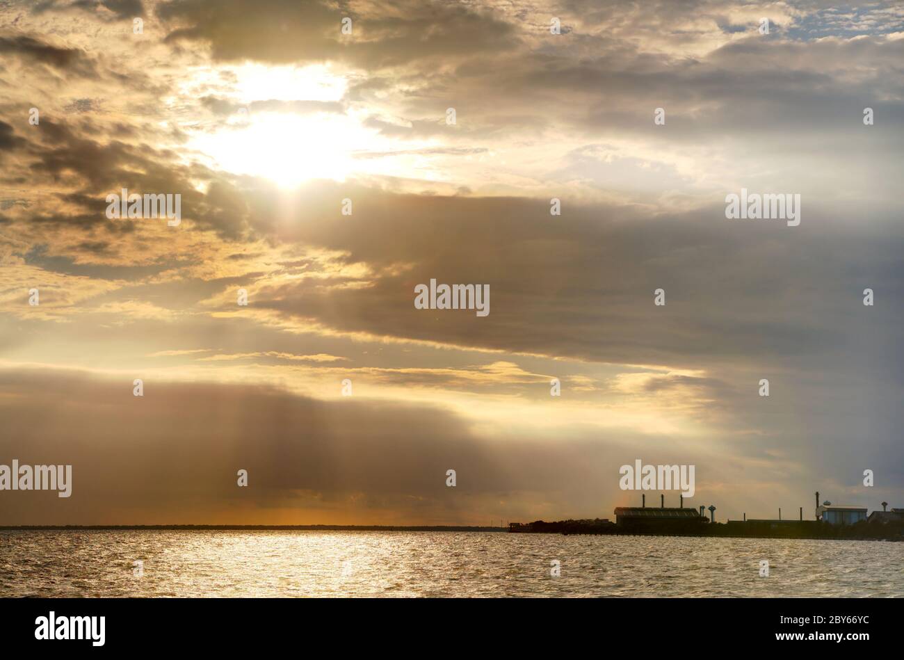 Dramatic sky scenery sun setting hi-res stock photography and images ...