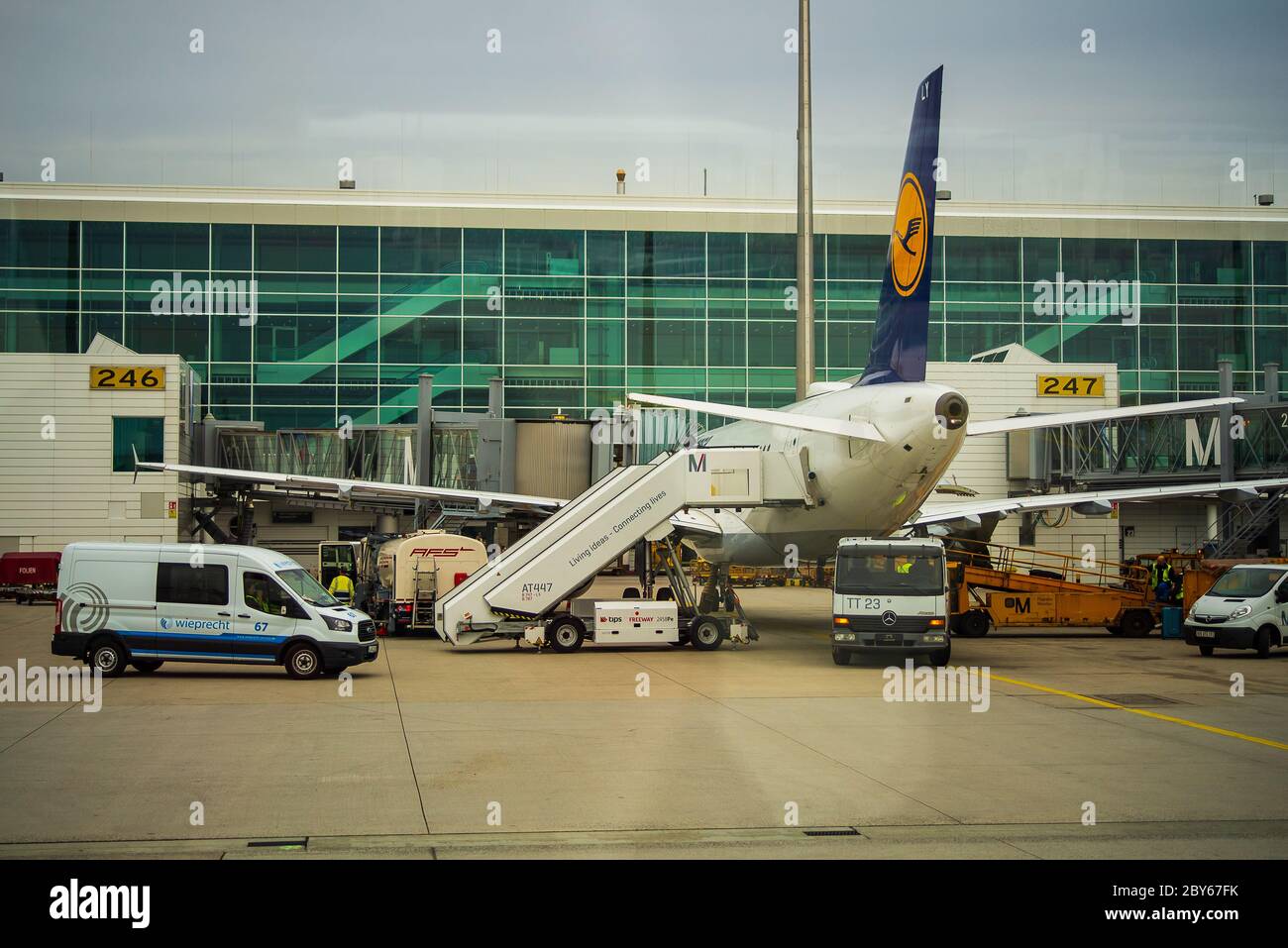 Airport ground crews hi-res stock photography and images - Alamy