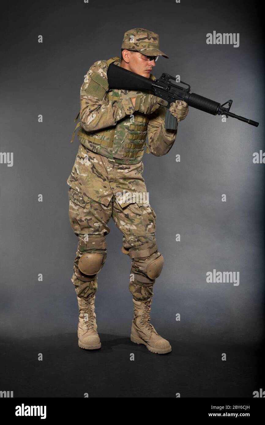Soldier with rifle Stock Photo - Alamy