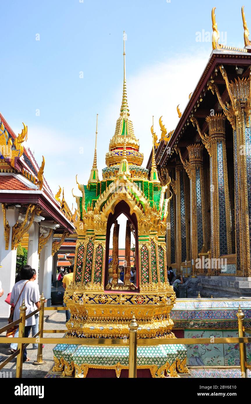 Emerald buddha grand palace statue hi-res stock photography and images ...