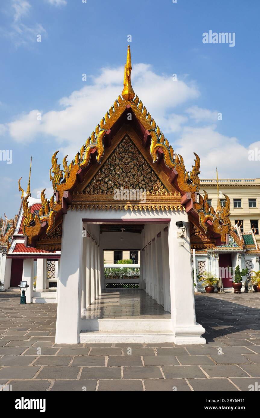 Traditional asian style roof hi-res stock photography and images - Alamy