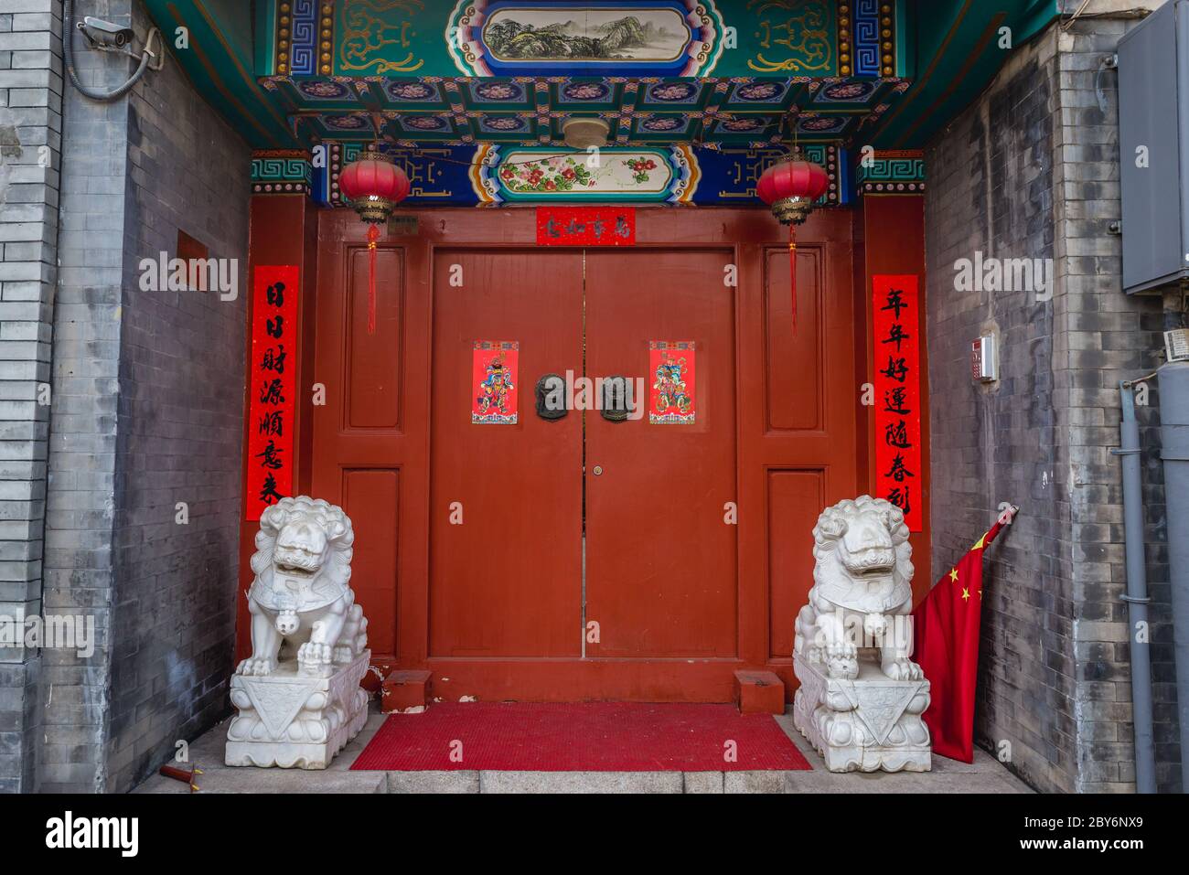 Lion statue red door hi-res stock photography and images - Alamy