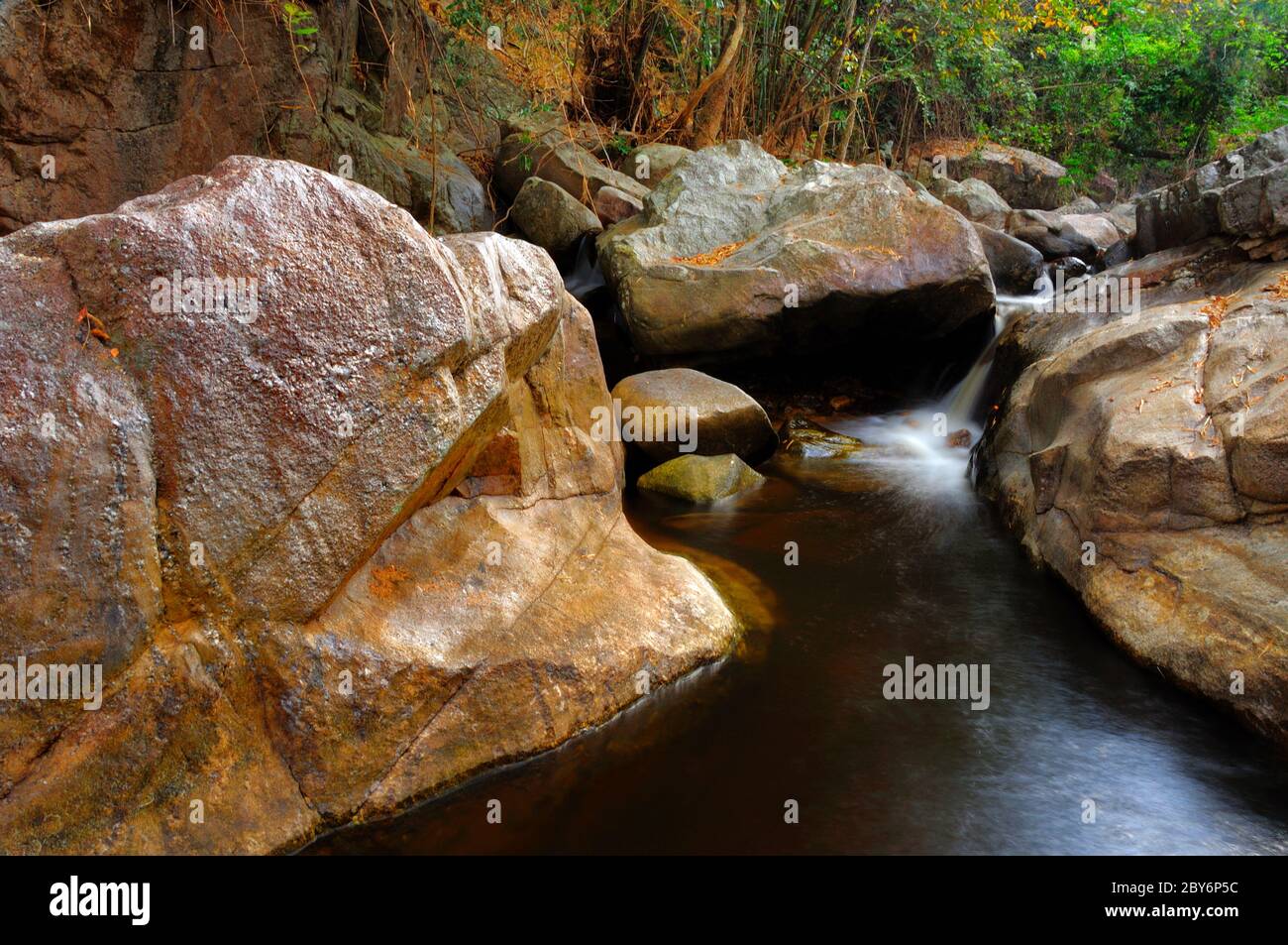 Water flowing around rock hi-res stock photography and images - Alamy