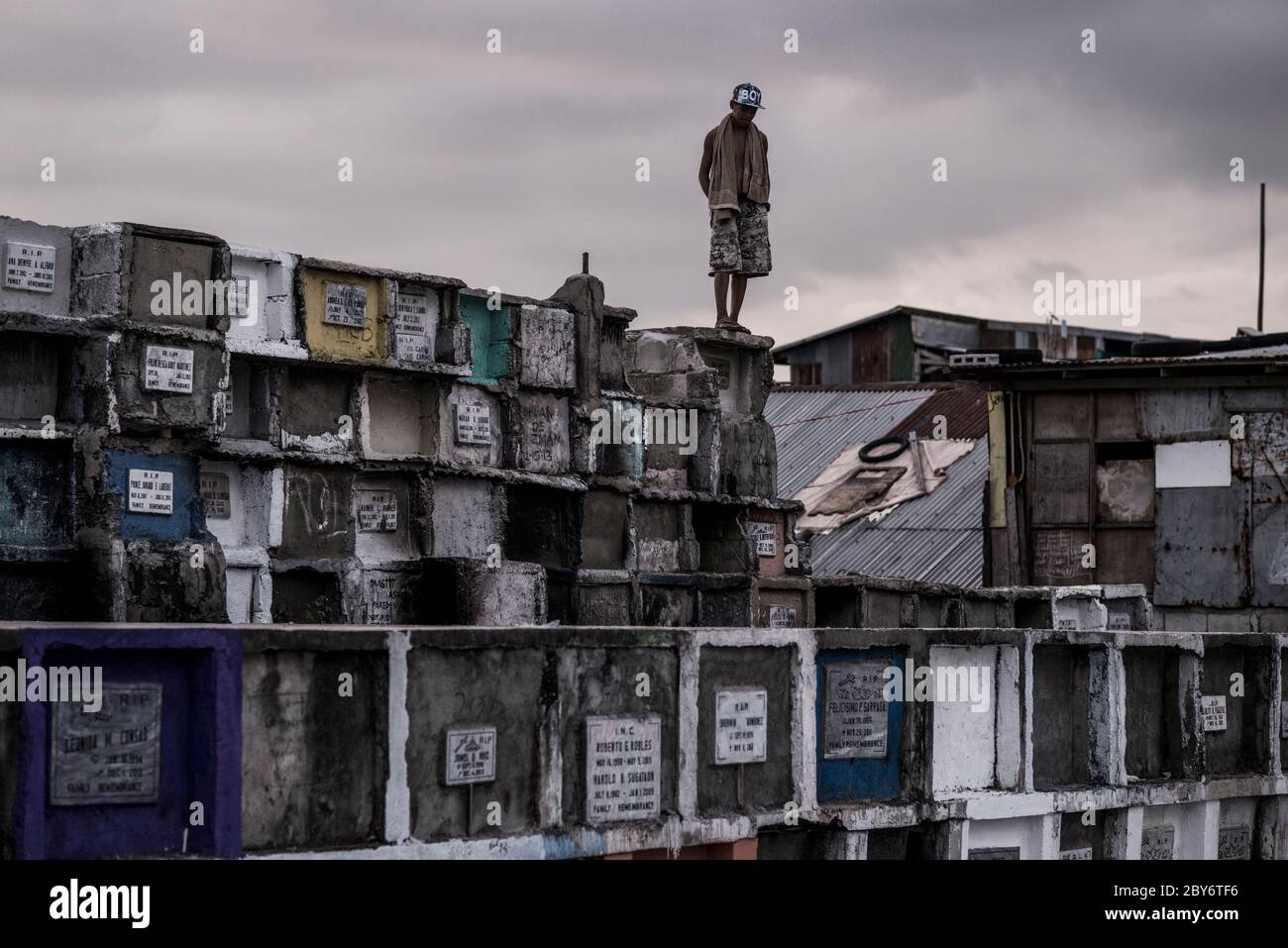 Navotas cemetery hi-res stock photography and images - Alamy
