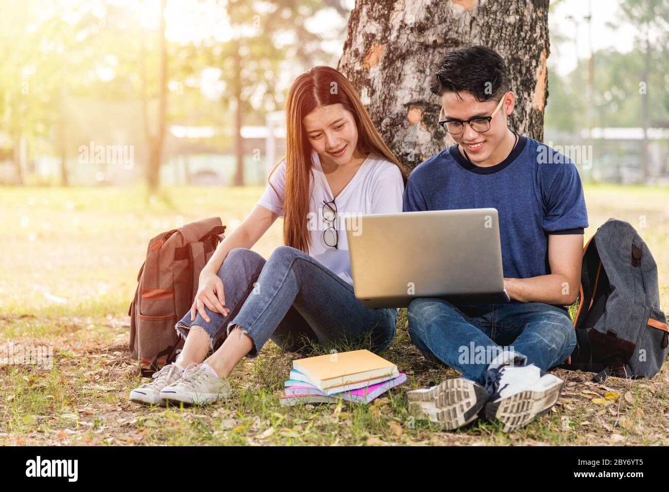 School girls study under tree hi-res stock photography and images - Alamy