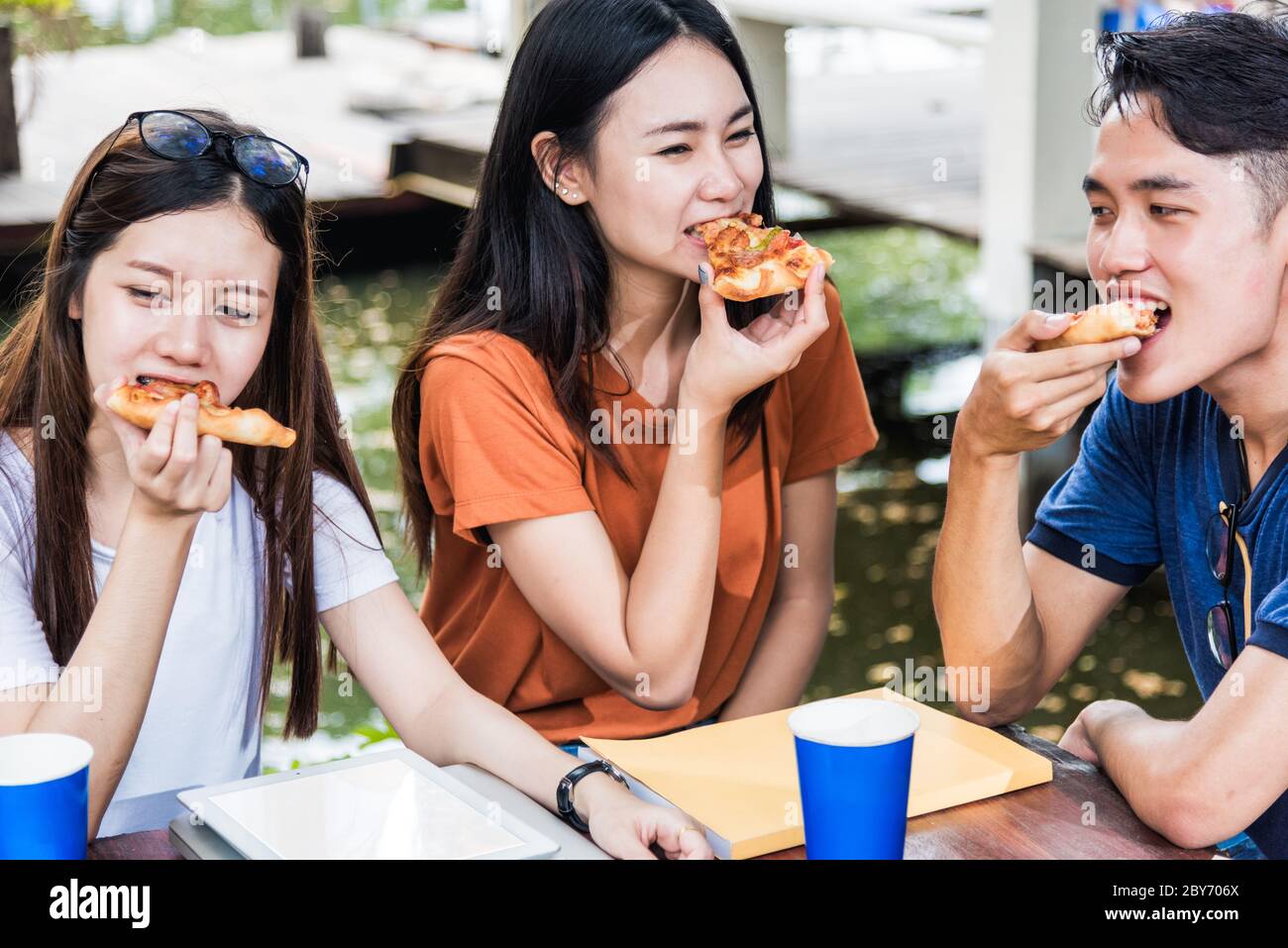 College students eating fast food hi-res stock photography and images ...