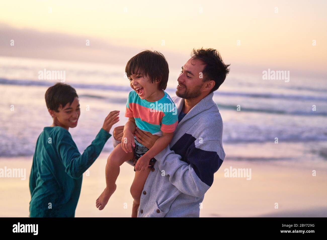 Father sons on beach hi-res stock photography and images - Alamy