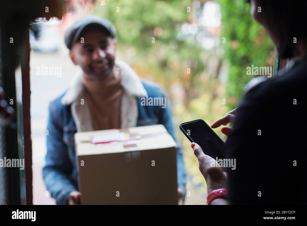 Package delivery door hi-res stock photography and images - Alamy