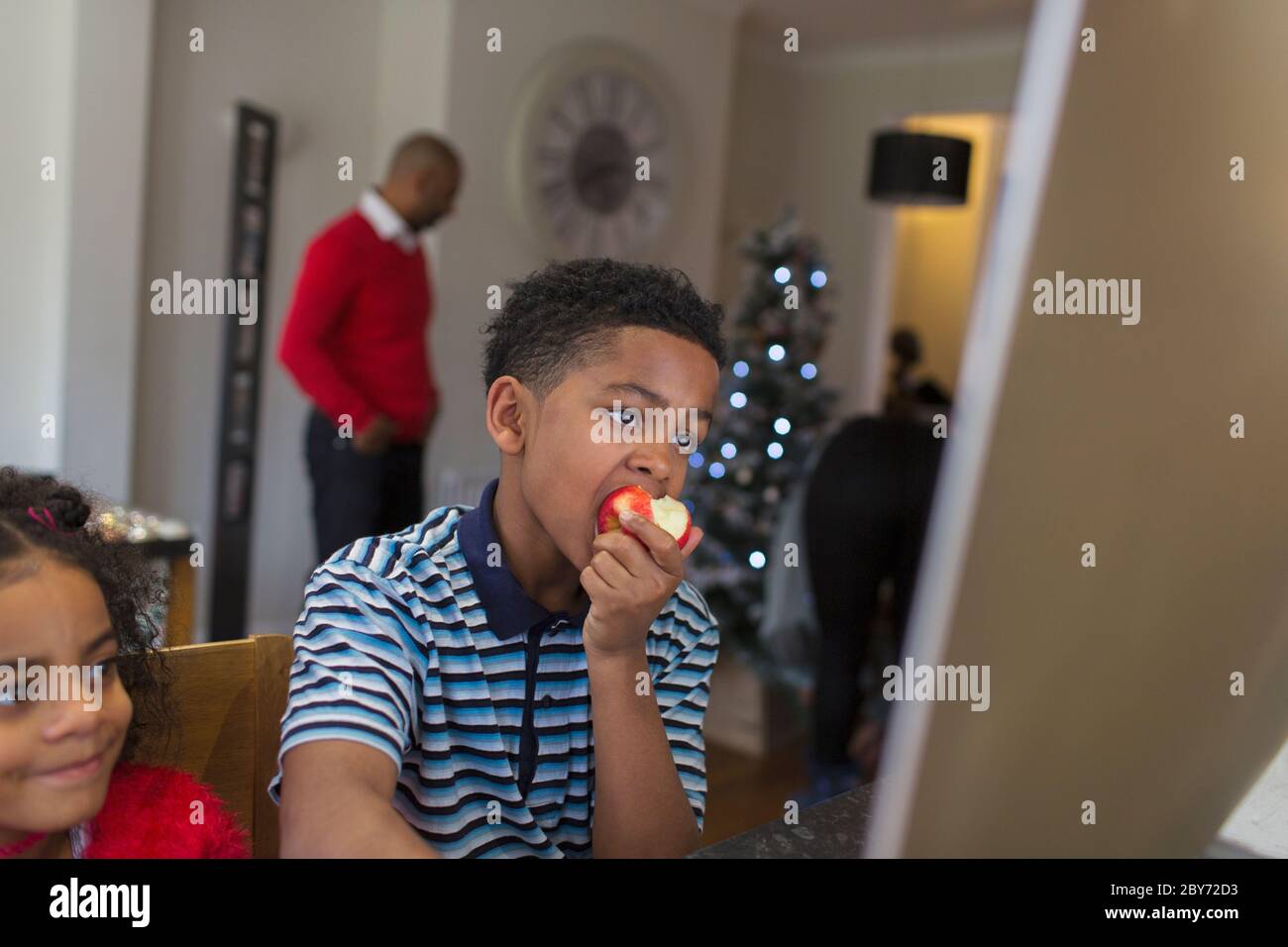 Boy share food with sister hi-res stock photography and images - Alamy