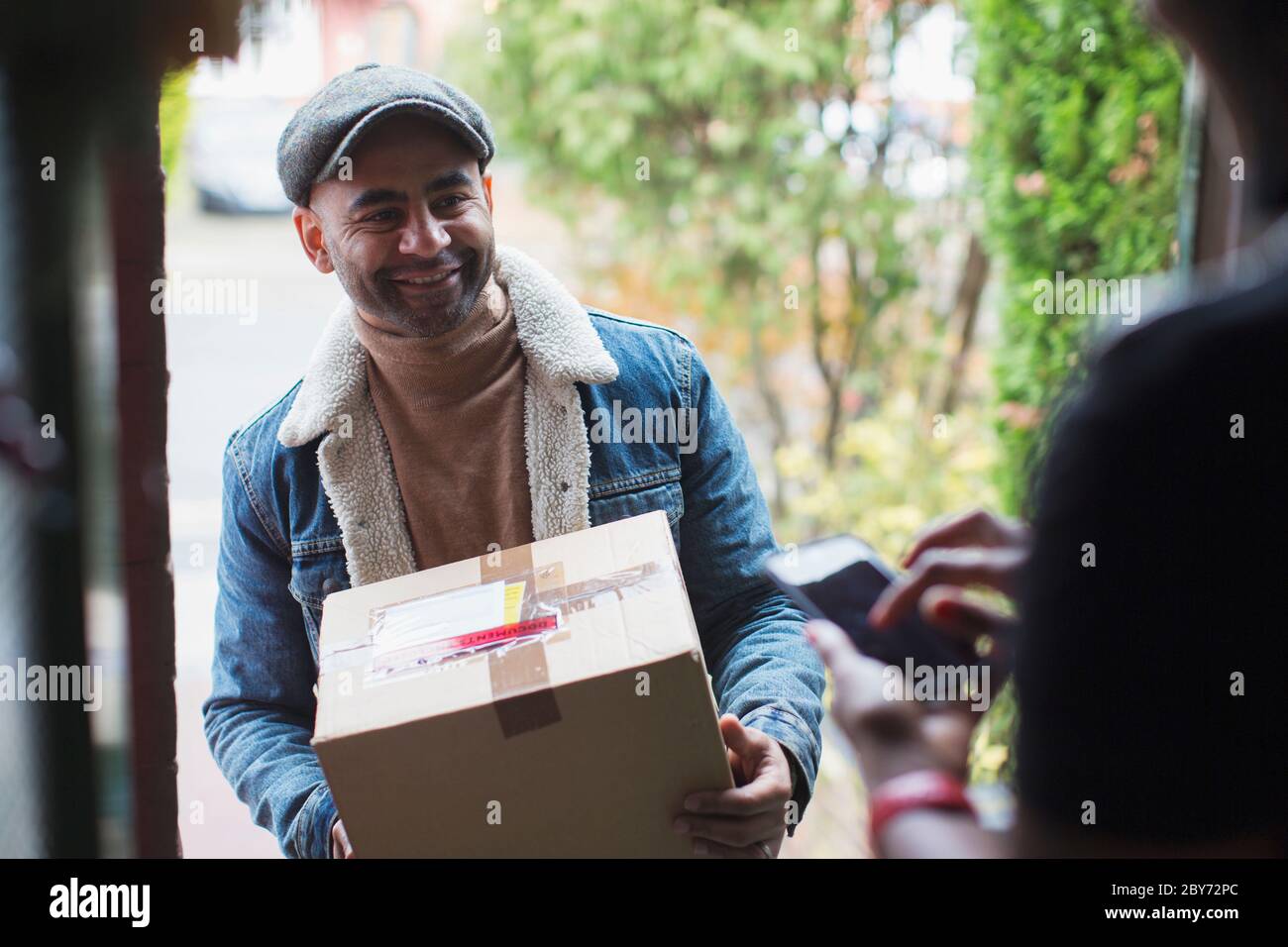 Delivery man at door hi-res stock photography and images - Alamy