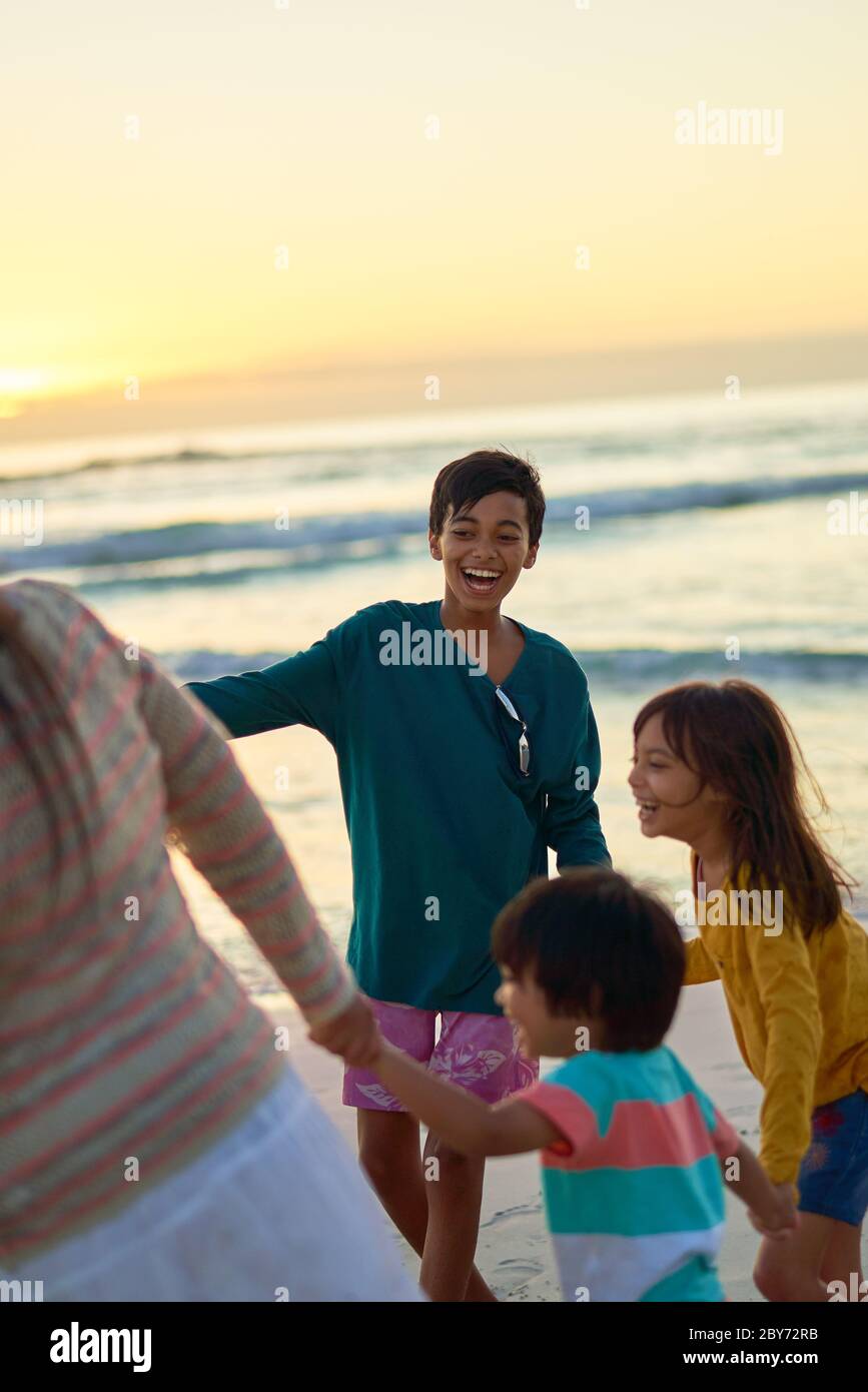 Family sunset hi-res stock photography and images - Alamy