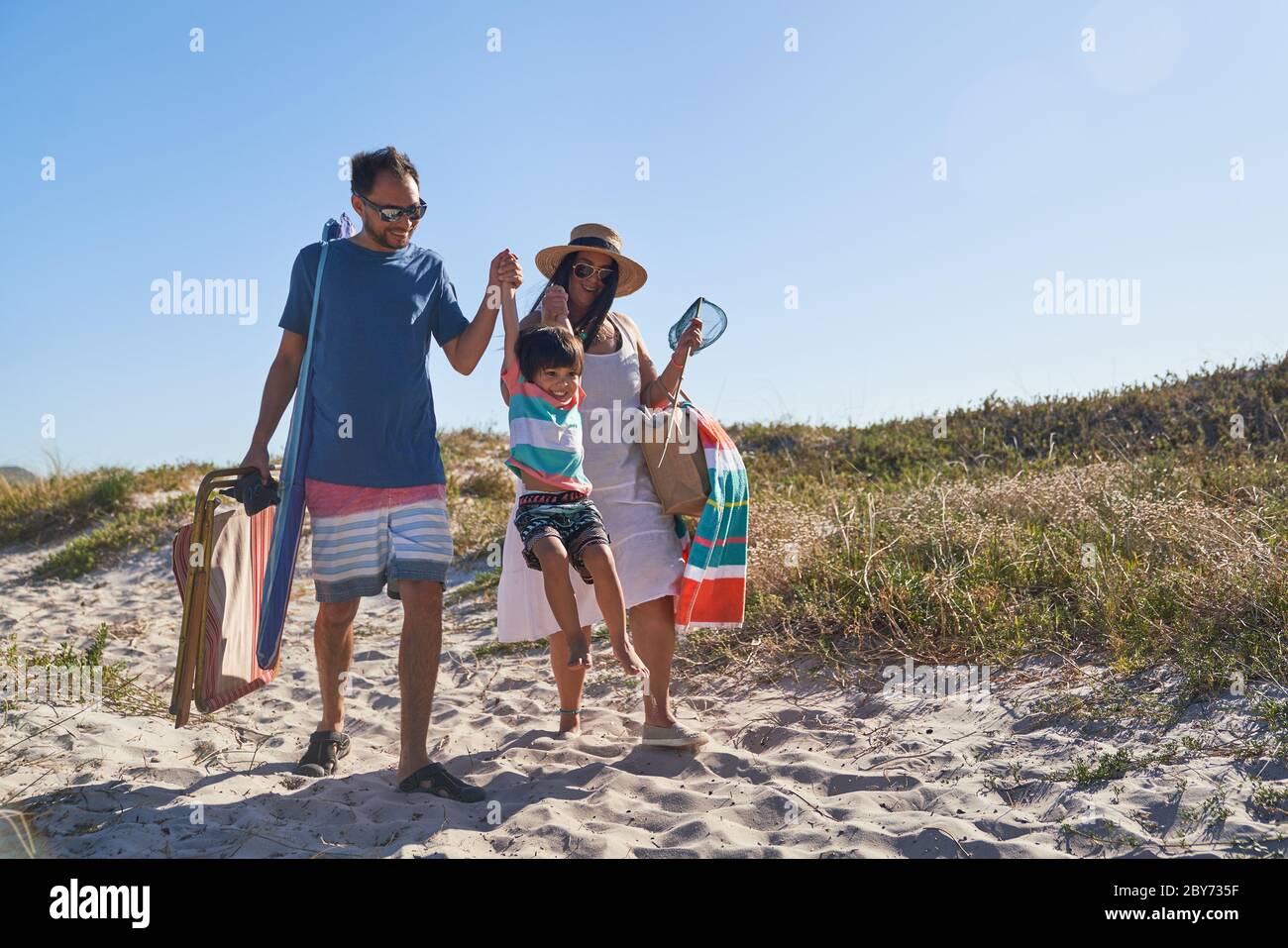 Family beach walking happy summer hi-res stock photography and images ...