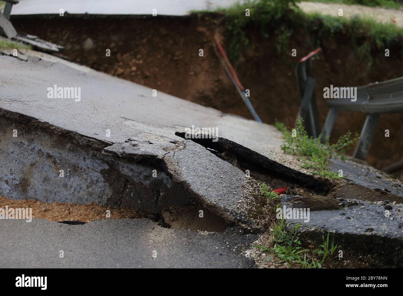 Earthquake damage bridge hi-res stock photography and images - Alamy