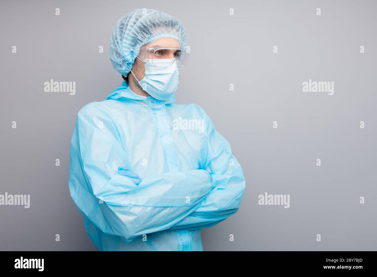 Photo of guy doc virology center clinic arms crossed came to see covid ...