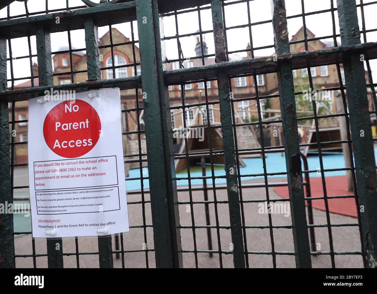 School gate sign london hi-res stock photography and images - Alamy