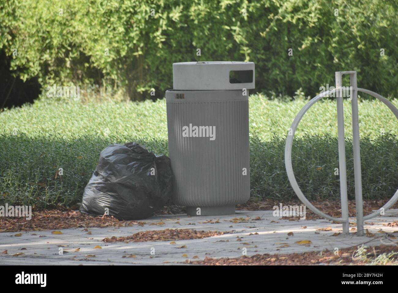 Overfilled trashcan hi-res stock photography and images - Alamy