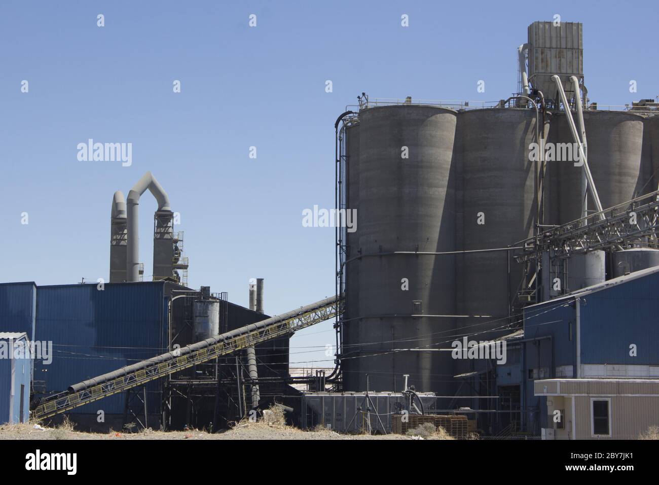 Cement plant factory Stock Photo - Alamy
