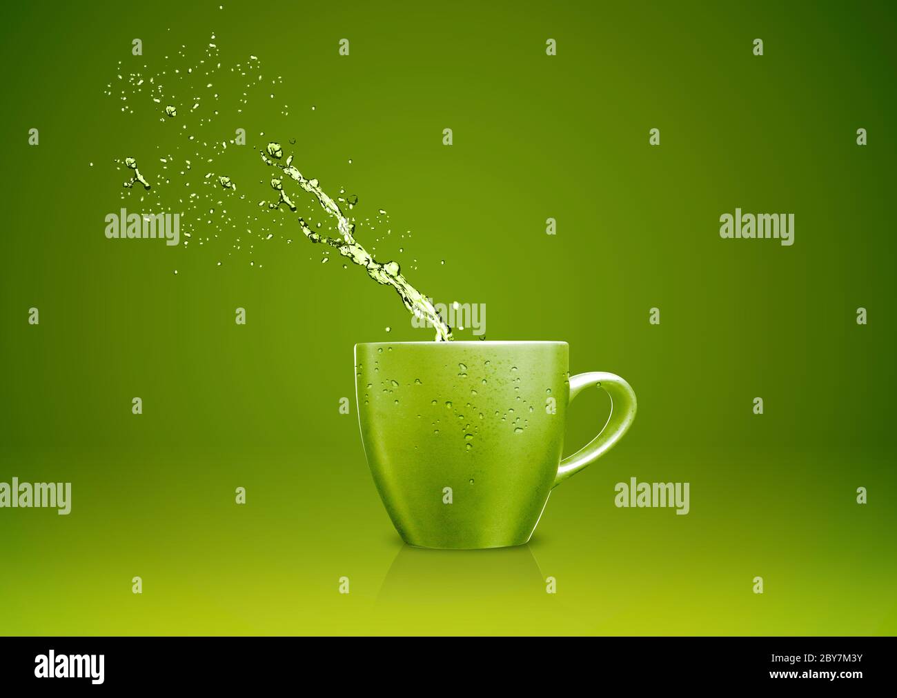 mug with water splashes Stock Photo - Alamy