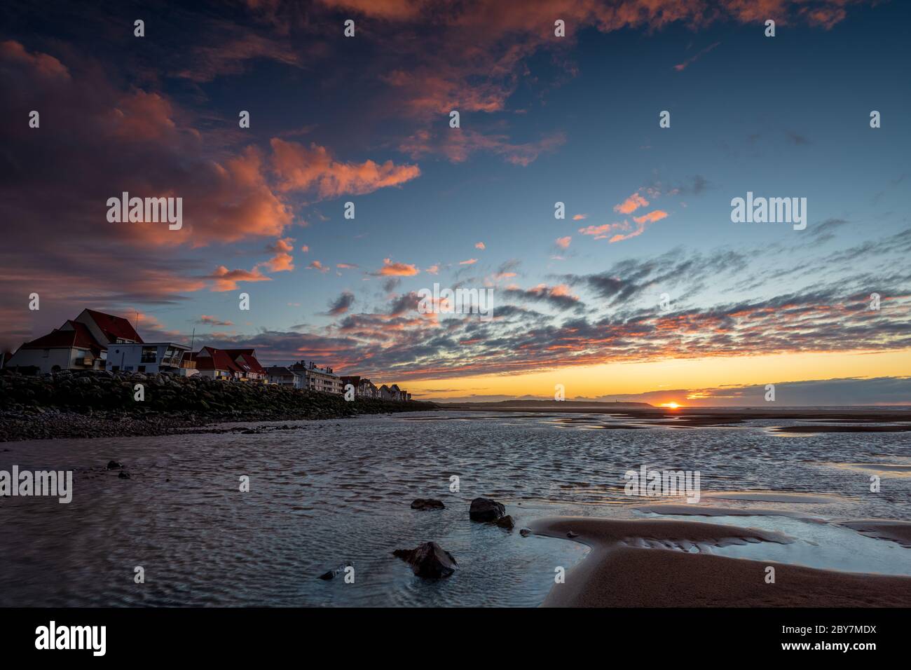 Plage de Wissant au coucher de soleil, France, Hauts de France Stock ...