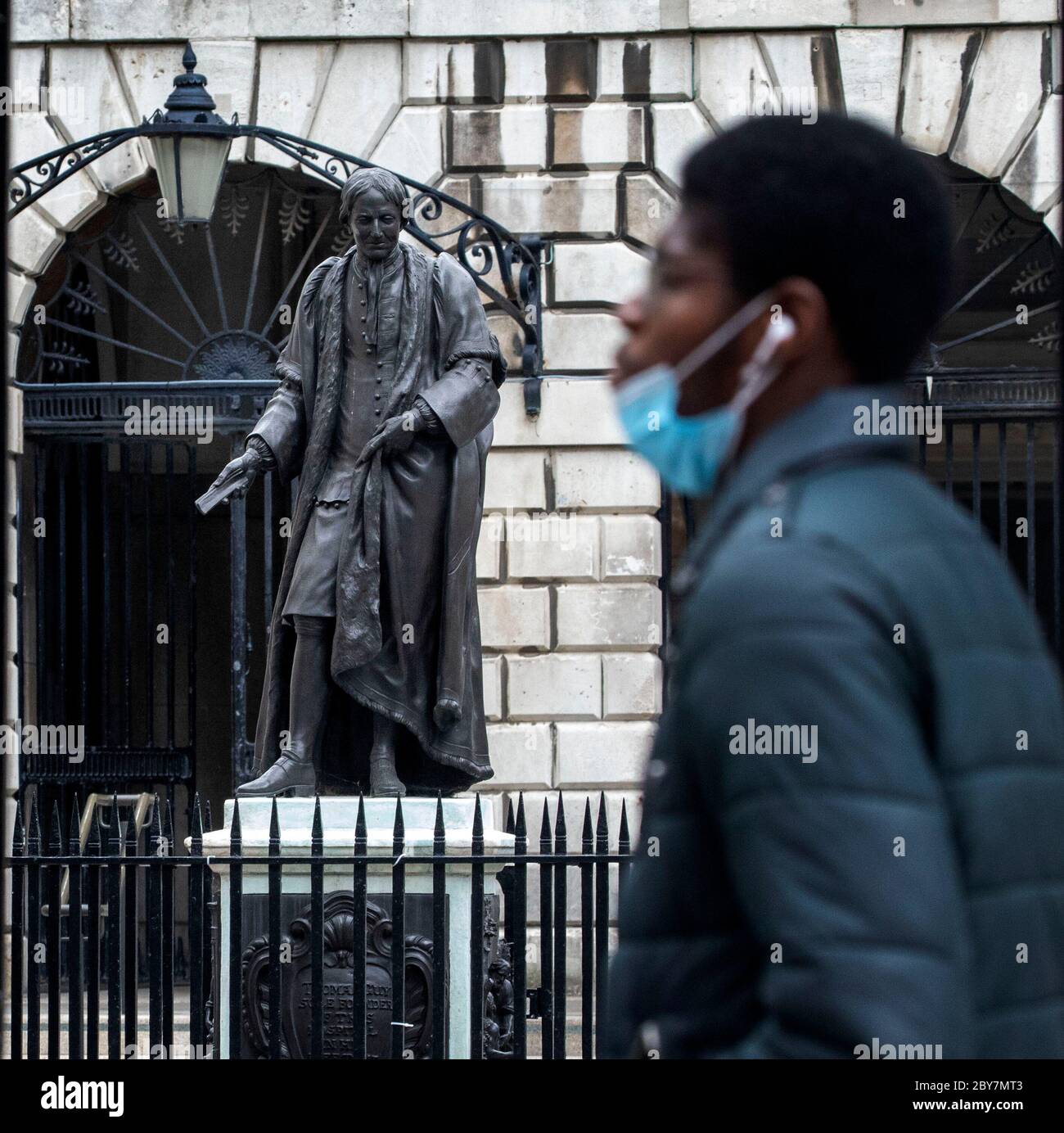 Pic shows: Statue in London of Thomas Guy Guy's Hospital on June 09 ...