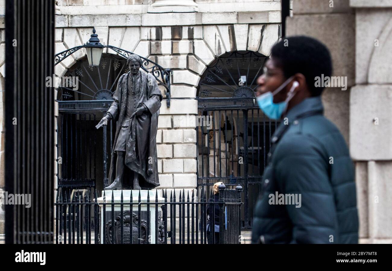 Pic shows: Statue in London of Thomas Guy Guy's Hospital on June 09 ...