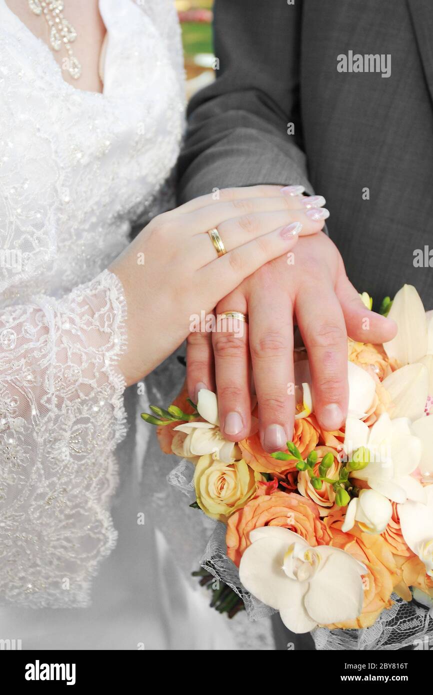 Wedding hands hi-res stock photography and images - Alamy
