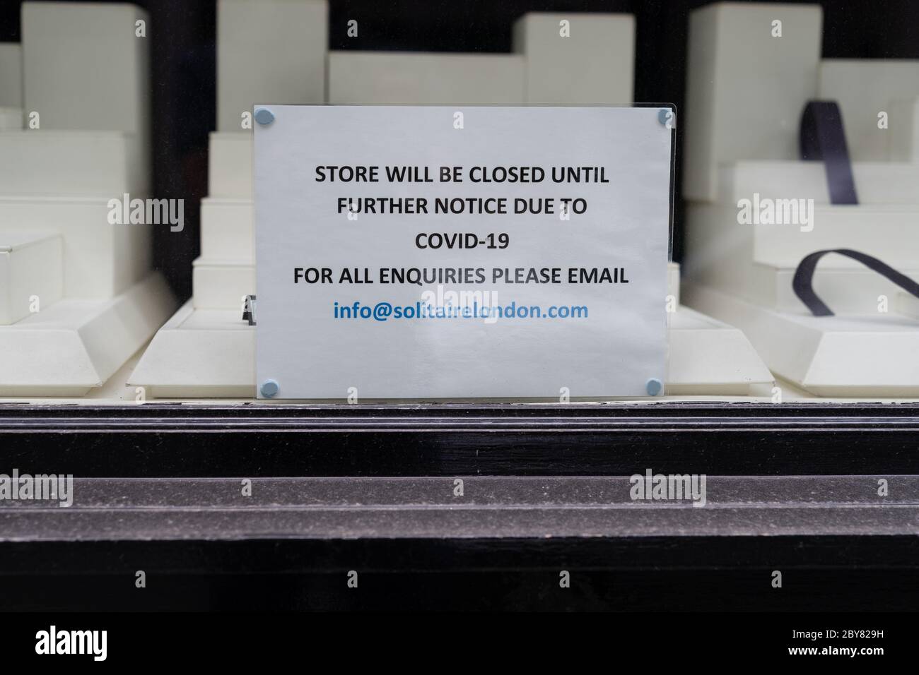 Sign notifying of jewellery store closure due to Coronavirus COVID-19 ...