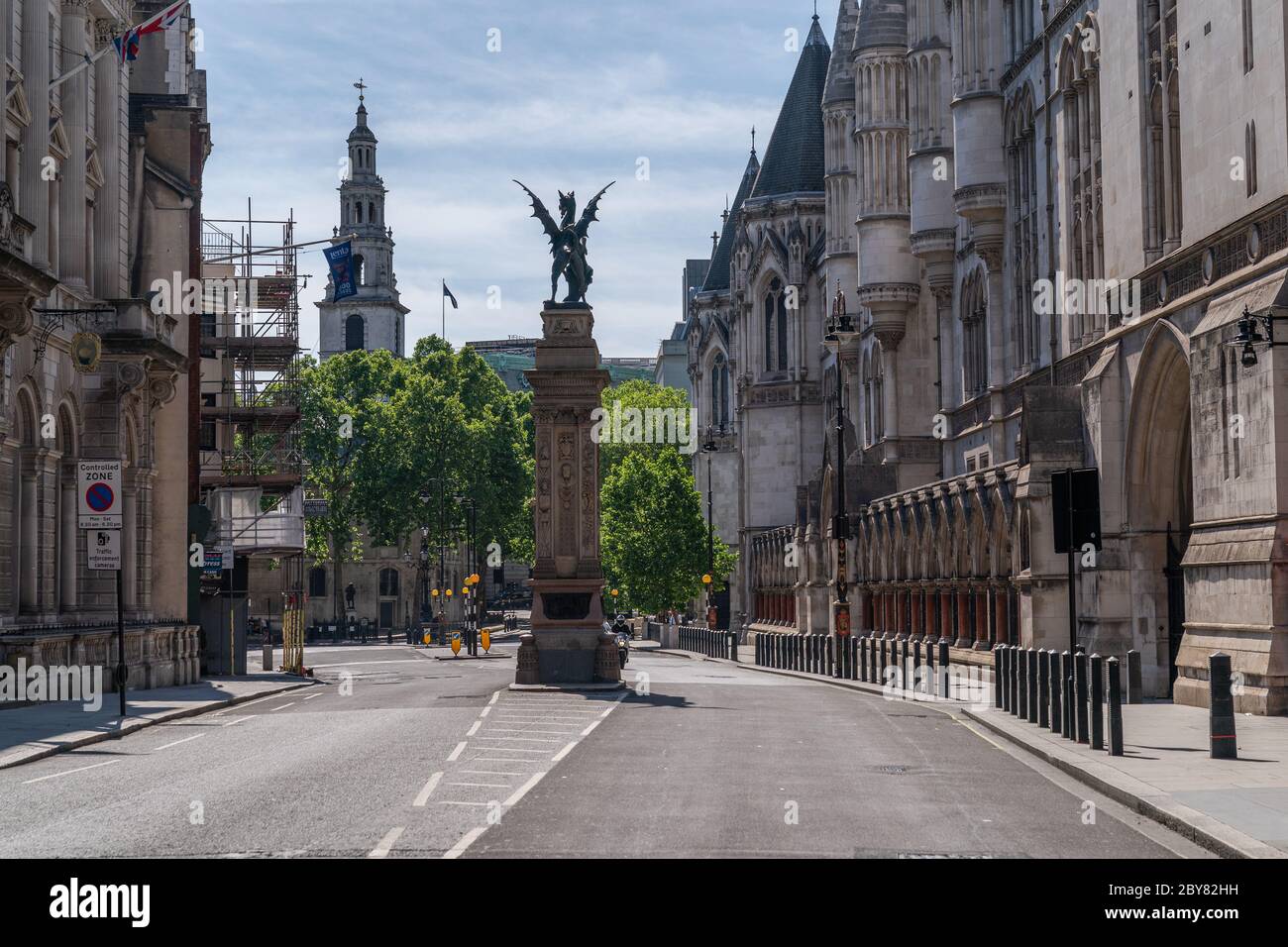Royal courts london statue hi-res stock photography and images - Alamy