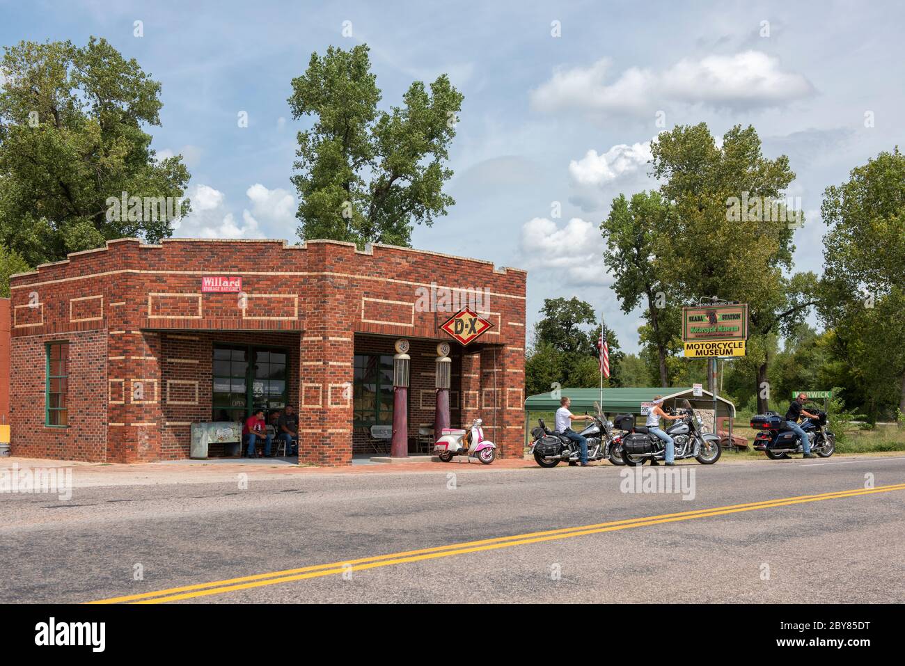 Dx gas station hi-res stock photography and images - Alamy