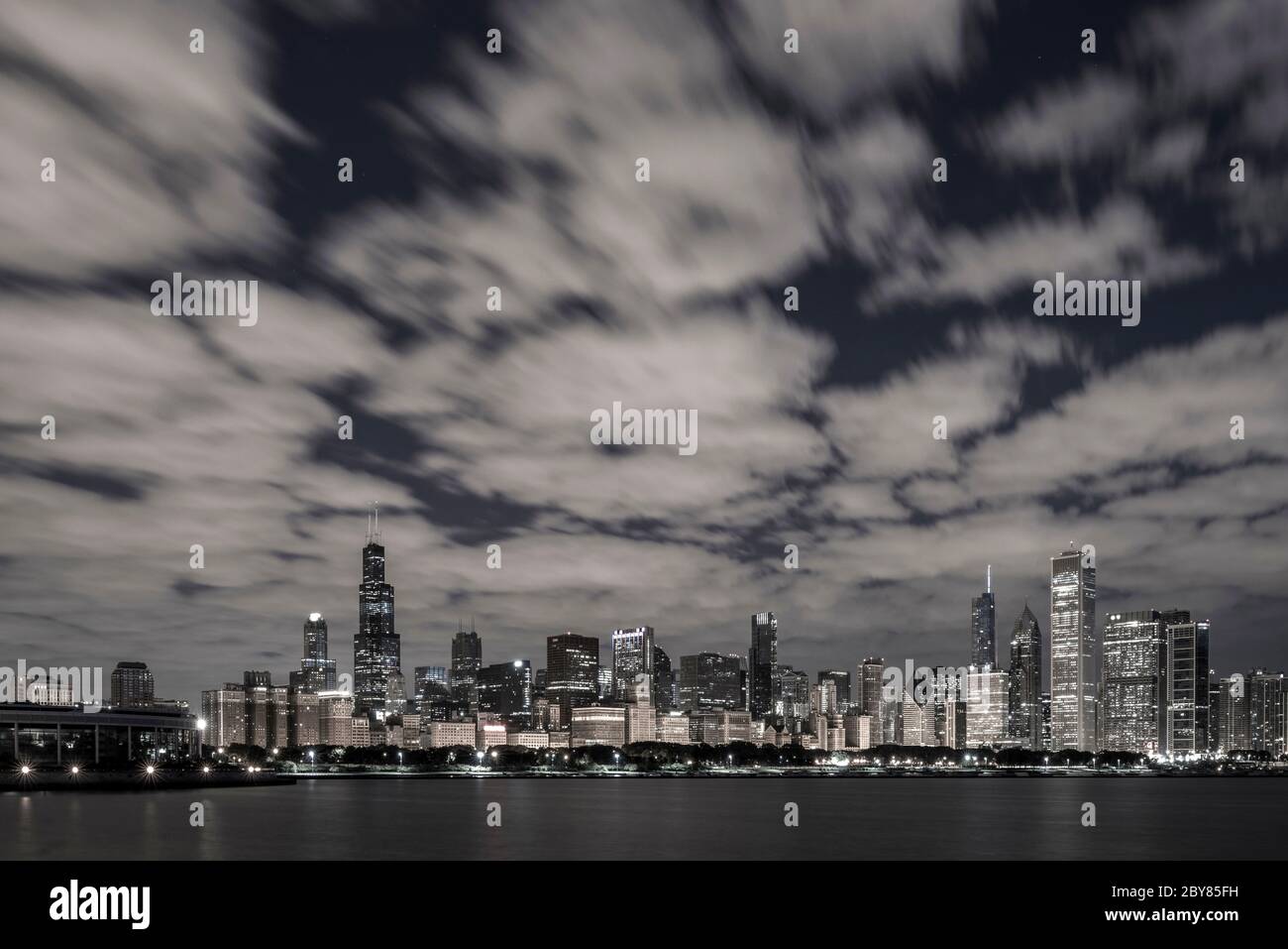 Chicago skyline at night hi-res stock photography and images - Alamy