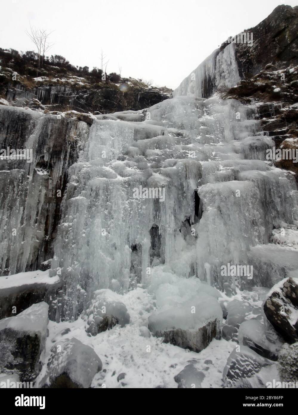 Frosty waterfall hi-res stock photography and images - Alamy