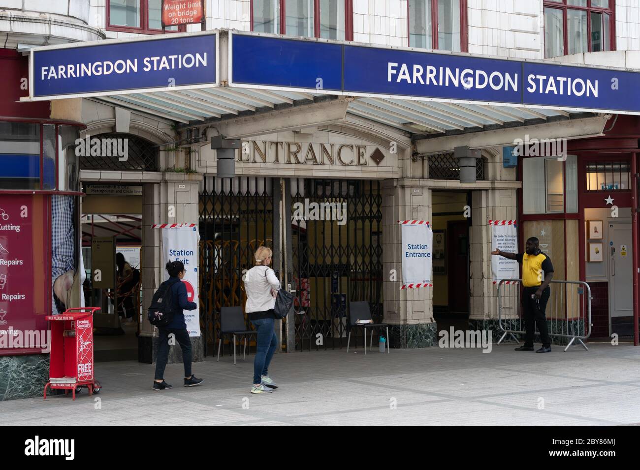 Farringdon underground tube station sign hi-res stock photography and ...
