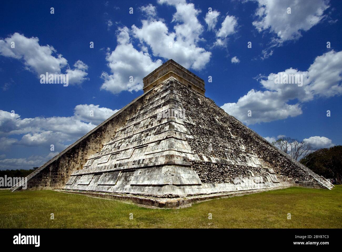 corner of chichen itza temple Stock Photo - Alamy