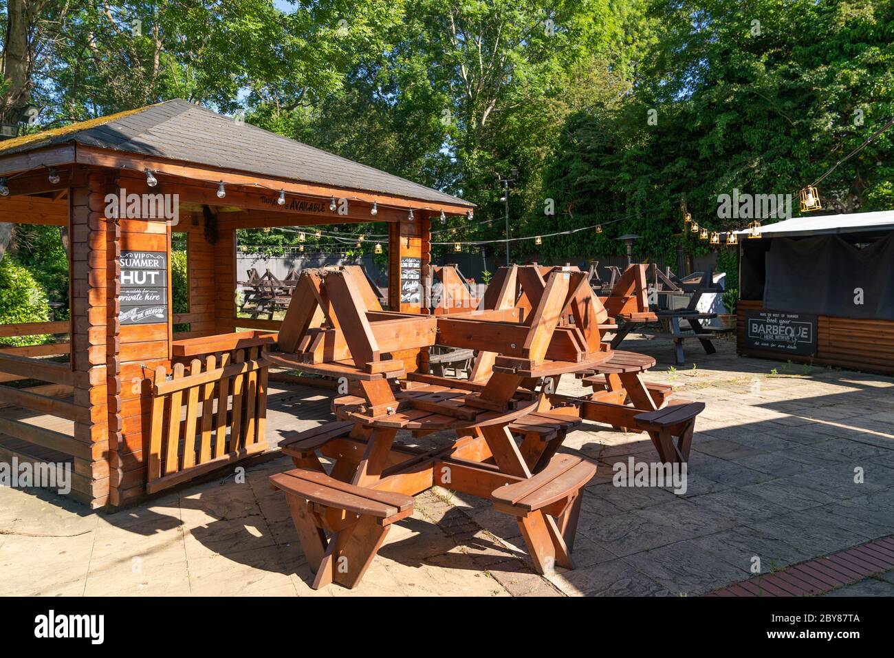 Pub bench london hi-res stock photography and images - Alamy