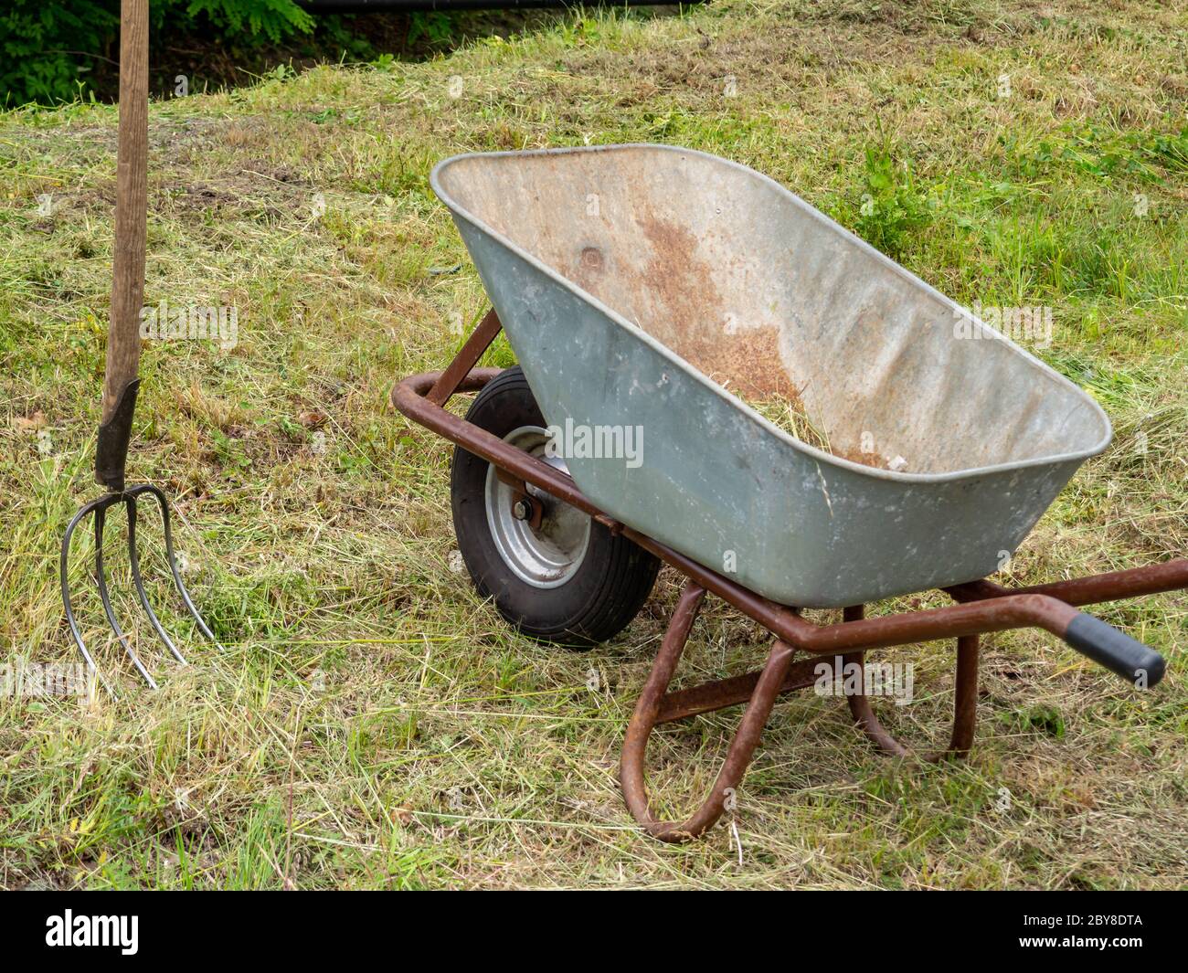 Wheelbarrow cut grass in hi-res stock photography and images - Alamy